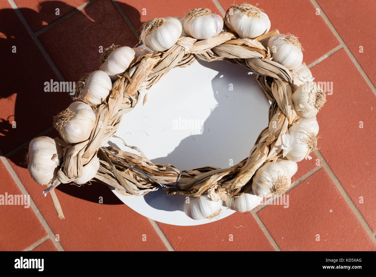 Neapolitan garlic braid leaning against the wall Stock Photo - Alamy