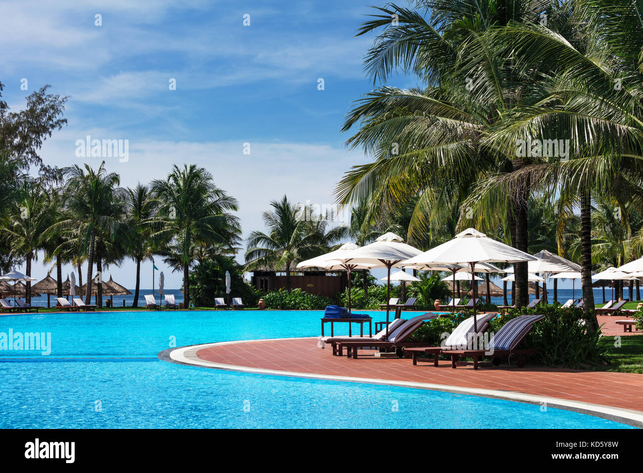Chaise longue swimming pool hi-res stock photography and images - Alamy