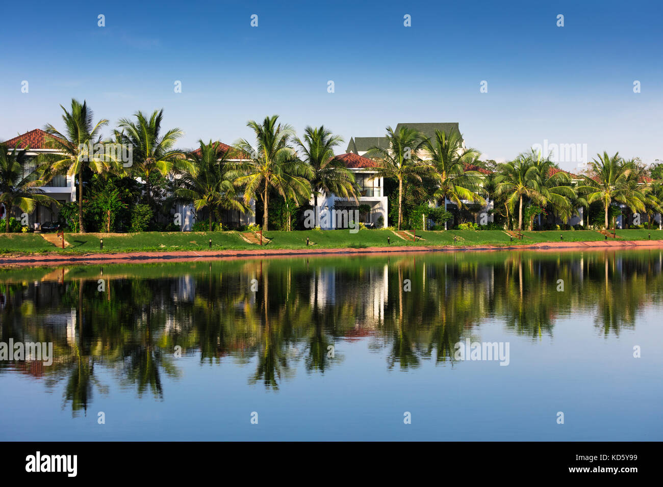 Luxury villas on shore hi-res stock photography and images - Alamy