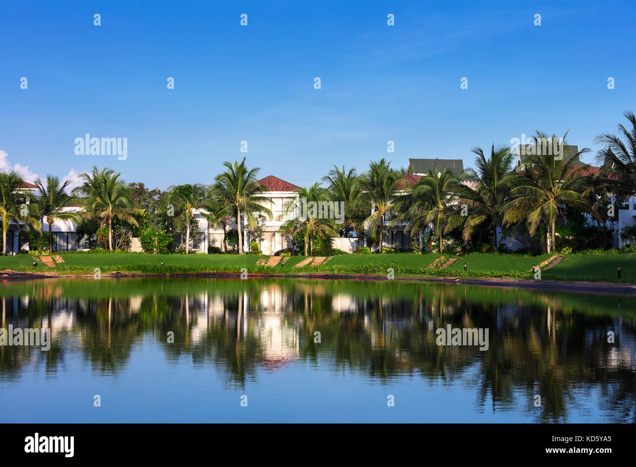 beautiful villas on the shore of the lake Stock Photo - Alamy