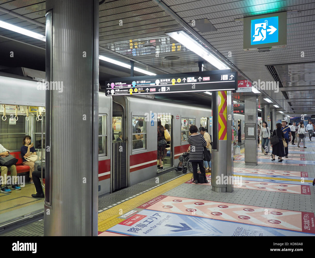 Japanese train platform hi-res stock photography and images - Alamy