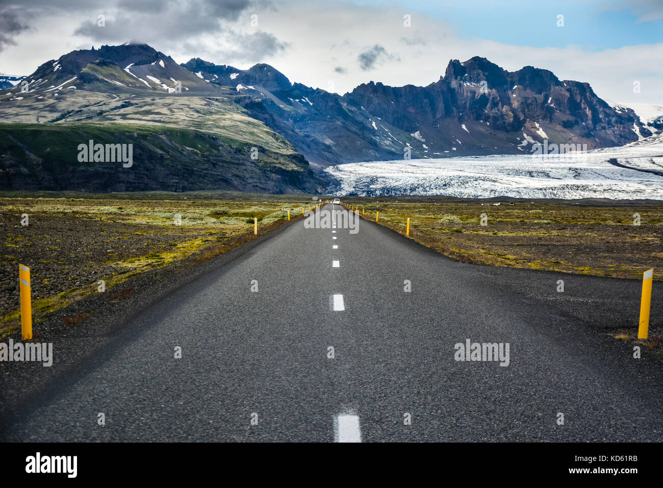 Empty asphalt road in Skeidararsandur with mountains and Vatnajokull ...