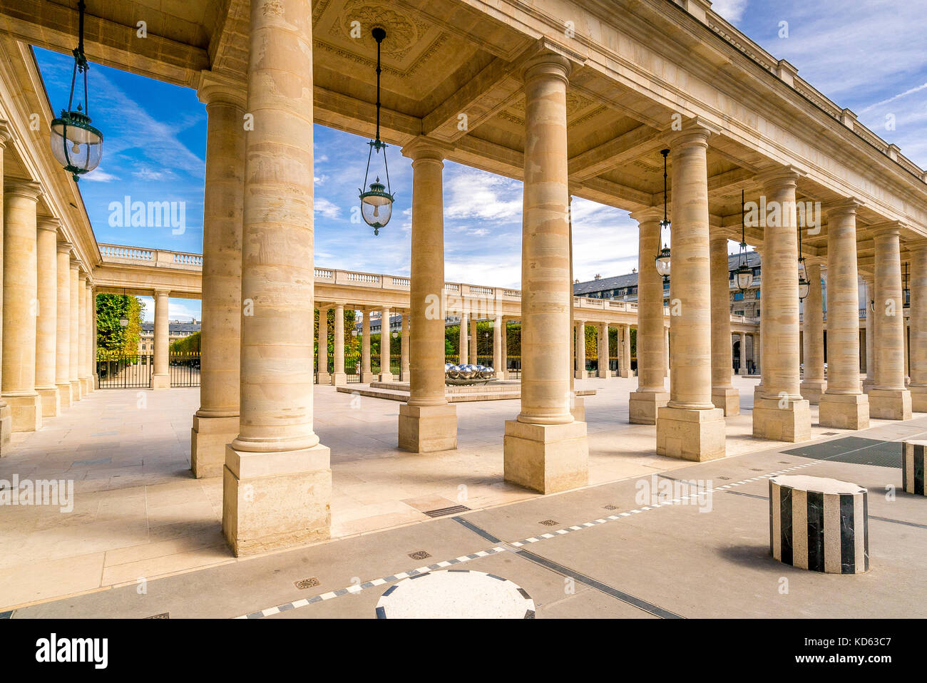 Paris walkways hi-res stock photography and images - Alamy