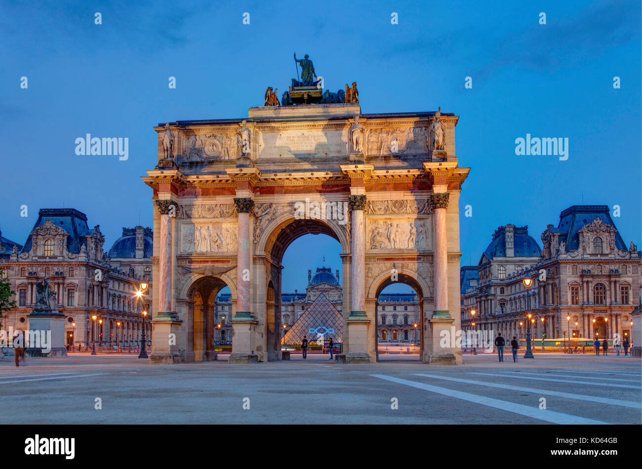 Paris (France): the triumphal arch "Arc de Triomphe du Carrousel ...