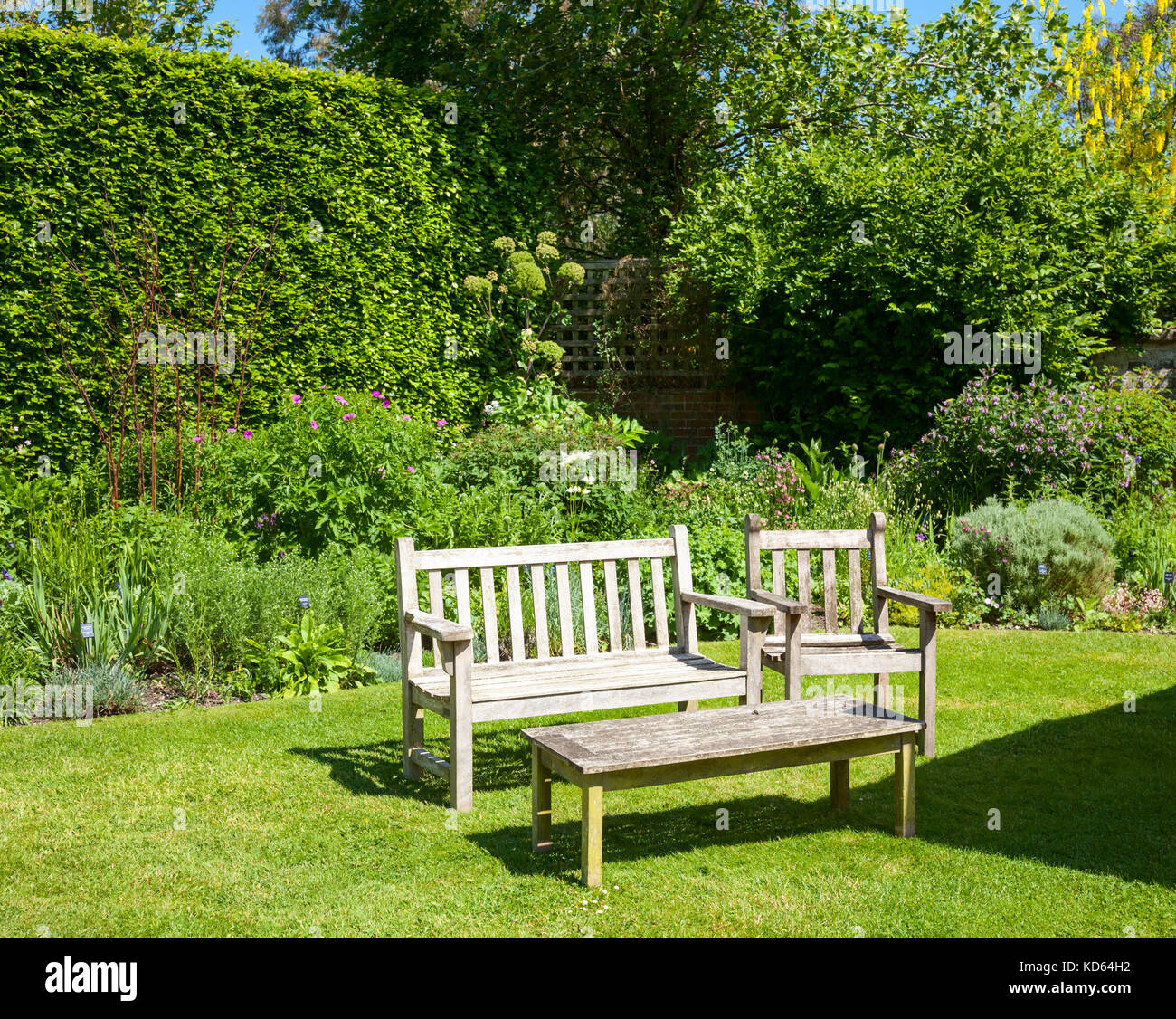 Bench furniture hedge hi-res stock photography and images - Alamy