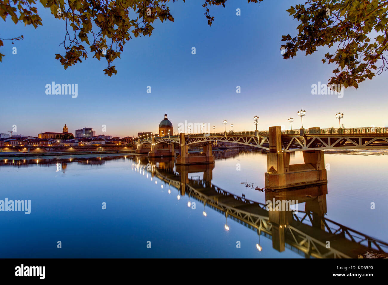 Toulouse (southern France): "Pont St-Pierre" bridge across the Garonne ...