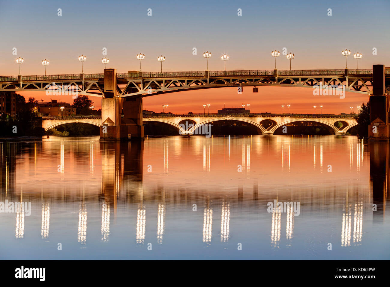 Toulouse (southern France): "Pont St-Pierre" bridge across the Garonne ...