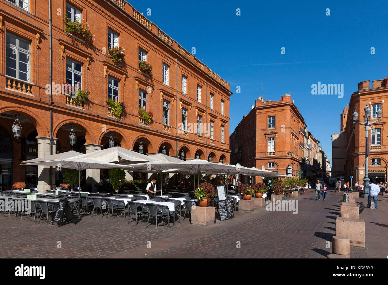 Place du capitole toulouse cafe hi-res stock photography and images - Alamy