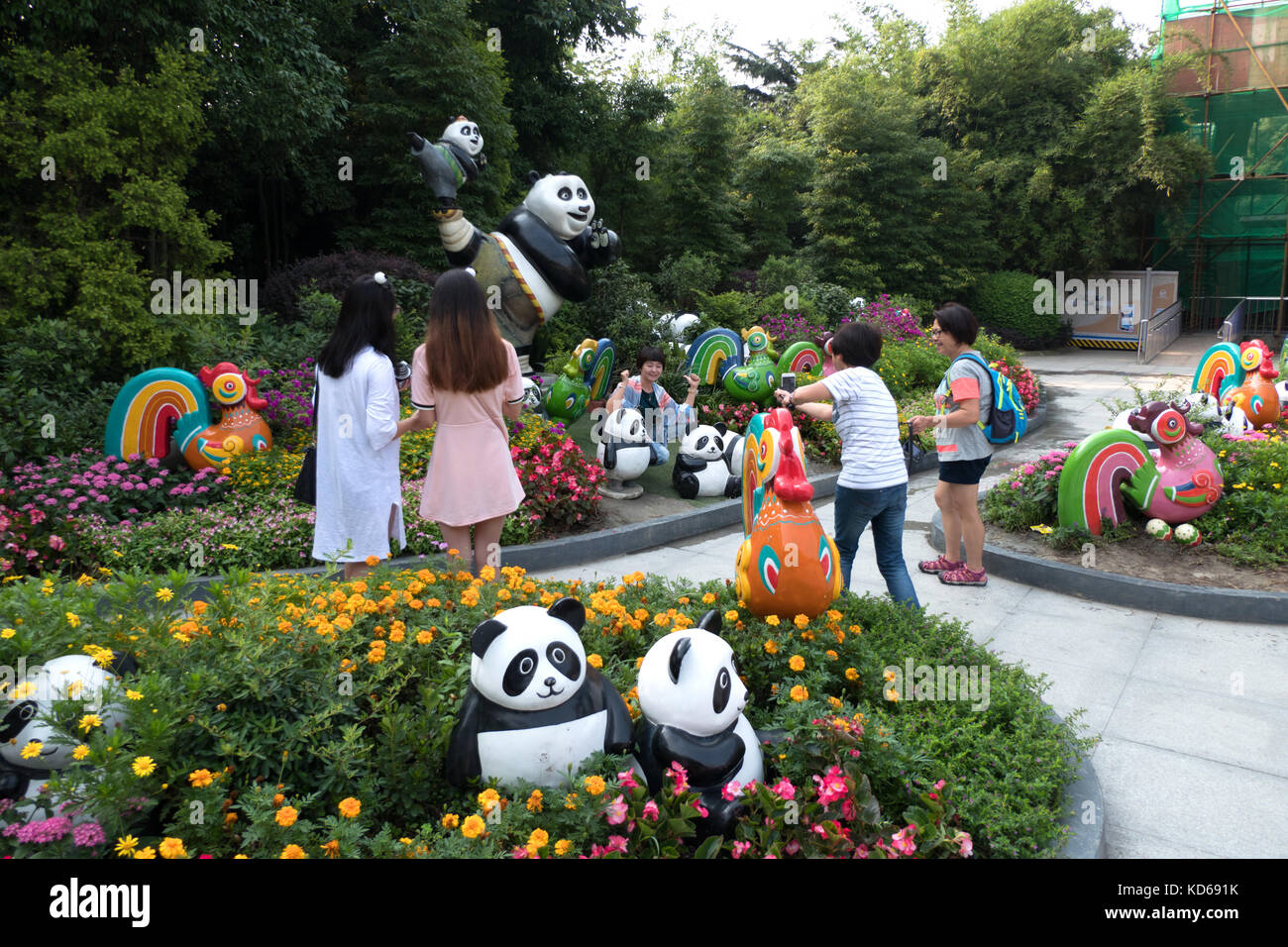 Statue of panda rescue hi-res stock photography and images - Alamy