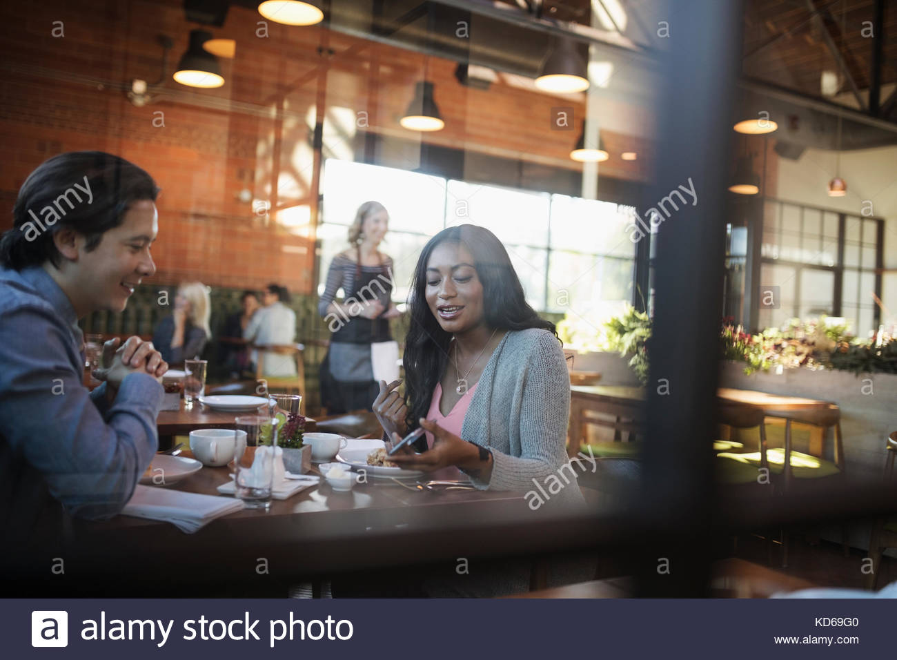 Using cell phone hi-res stock photography and images - Alamy