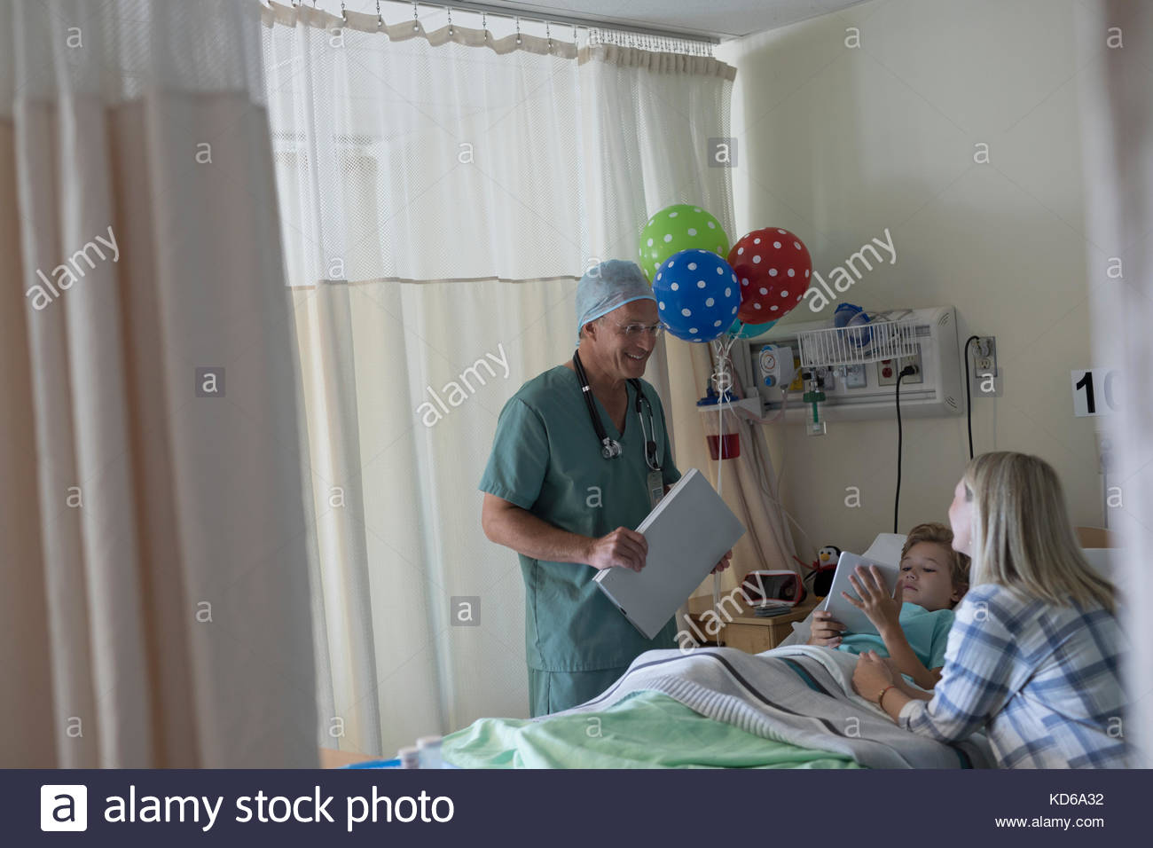 Patient hospital bed doctor family hi-res stock photography and images ...