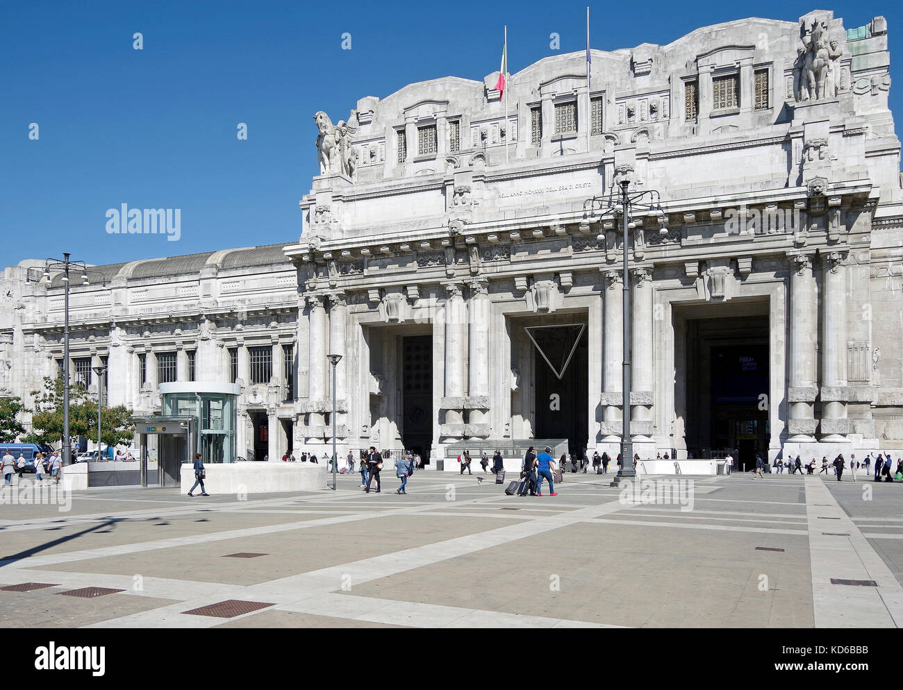 Milano Centrale railway station, viewed from the Piazza Duca d'Aosta ...