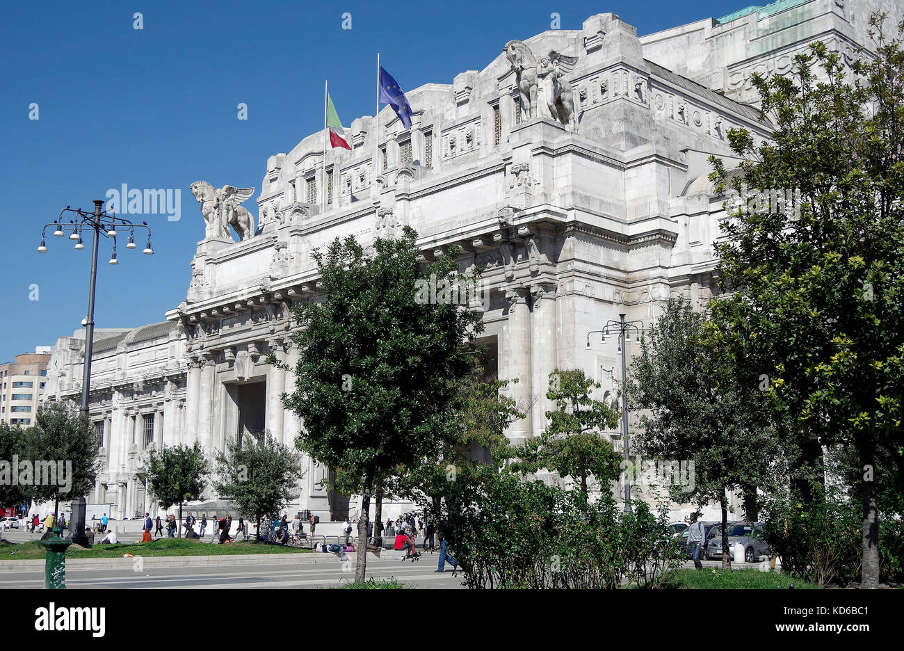 Milano Centrale railway station, viewed from the Piazza Duca d'Aosta ...