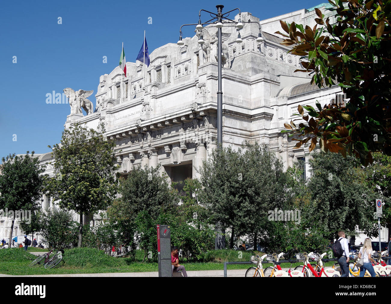 Milano Centrale railway station, viewed from the Piazza Duca d'Aosta ...