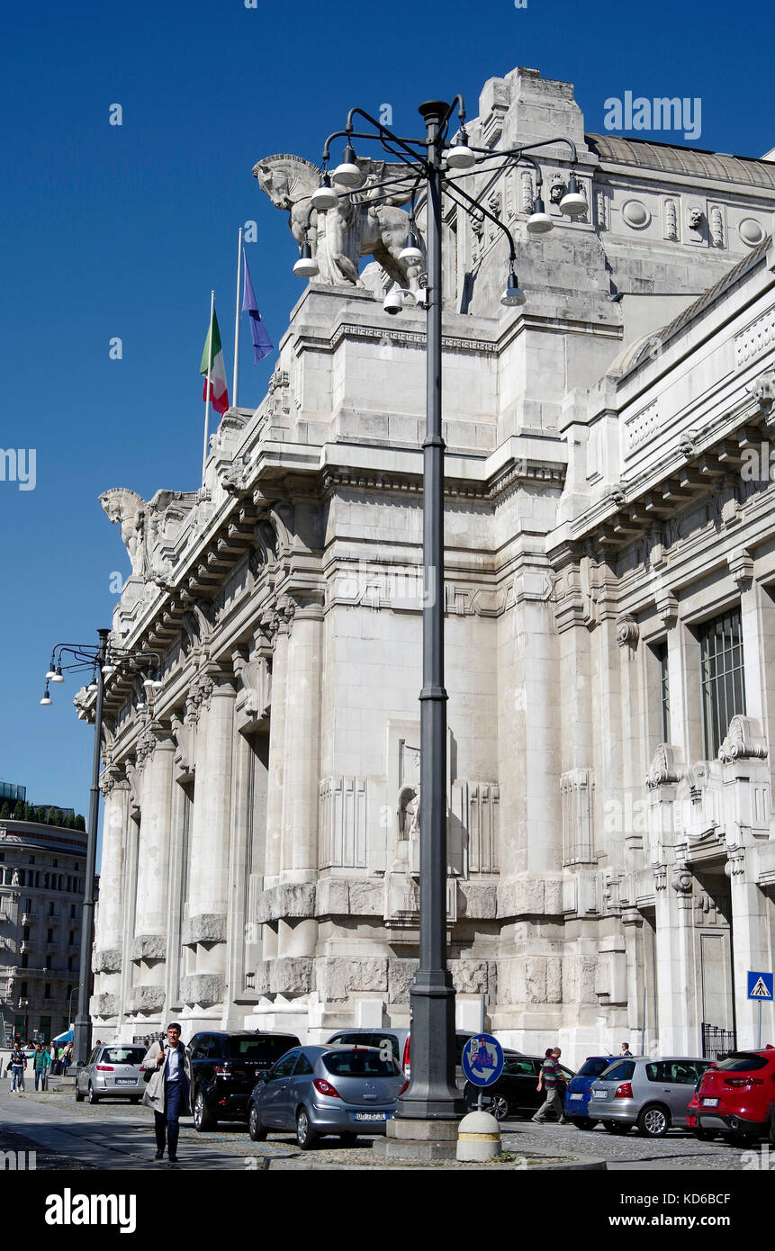 Milano Centrale railway station, viewed from the Piazza Duca d'Aosta ...