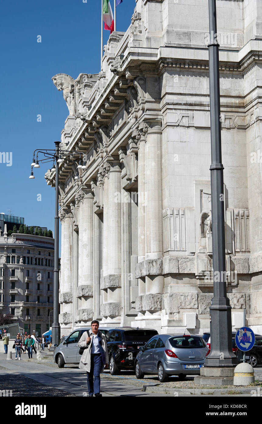 Milano Centrale railway station, viewed from the Piazza Duca d'Aosta ...