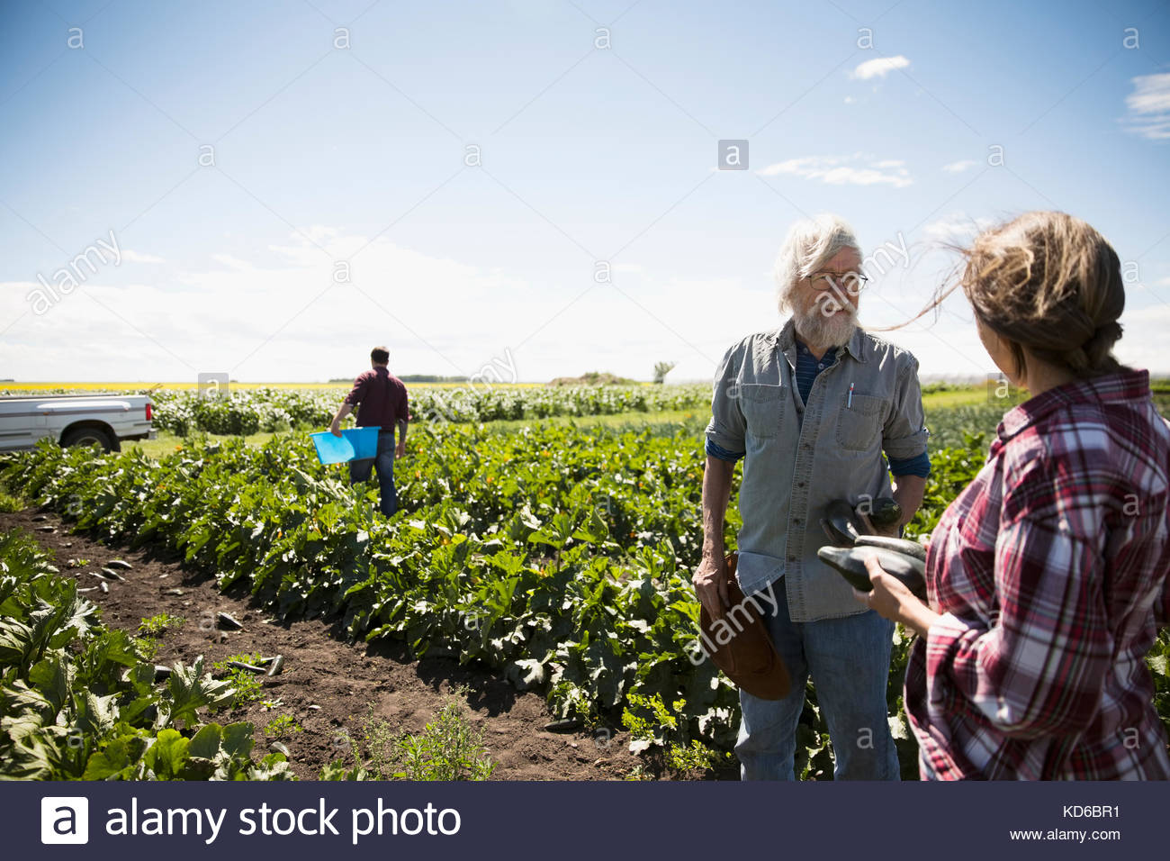 Farmer and wife talking hi-res stock photography and images - Alamy