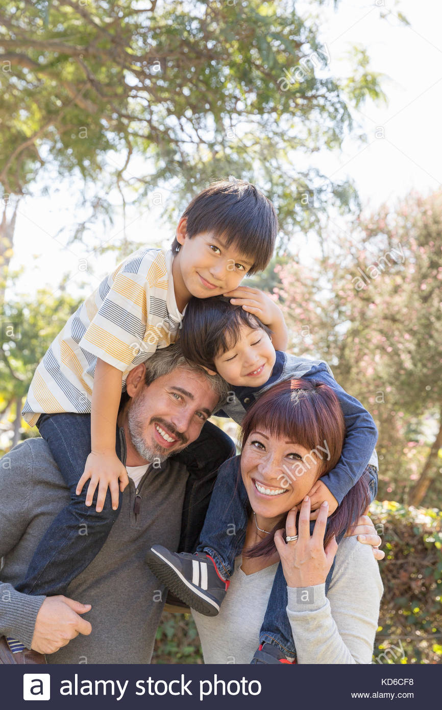 Family portrait children smiling hi-res stock photography and images ...