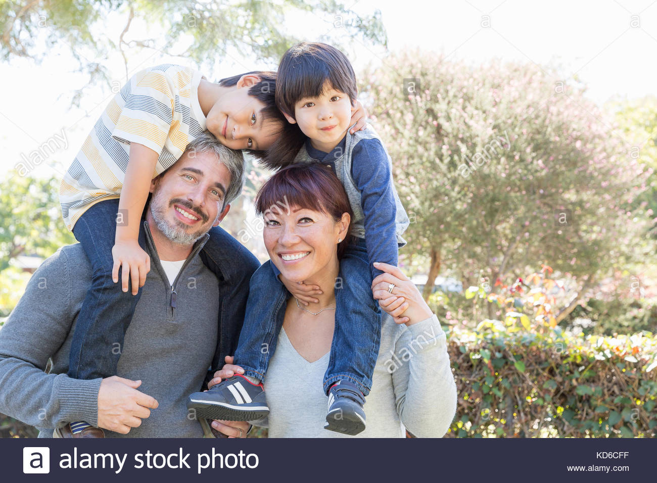 Family portrait children smiling hi-res stock photography and images ...