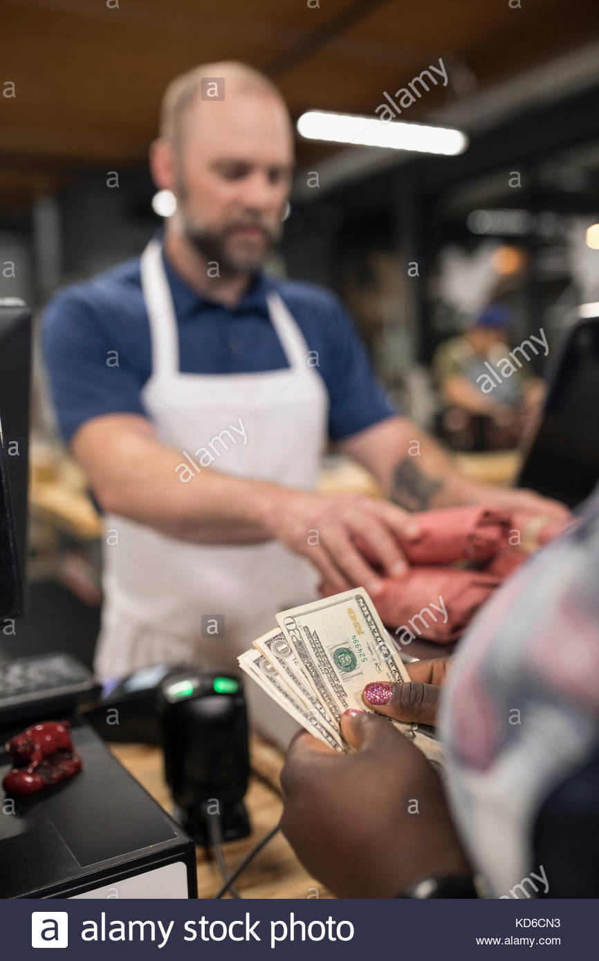 Cashier counting cash hi-res stock photography and images - Alamy