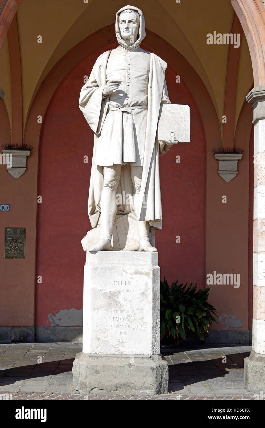 Statue of Giotto, in the ground floor arcade of the Loggia Amulea ...