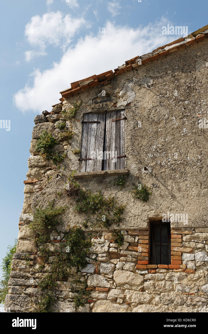 Old typical Tuscan farmhouse in Italy Stock Photo - Alamy