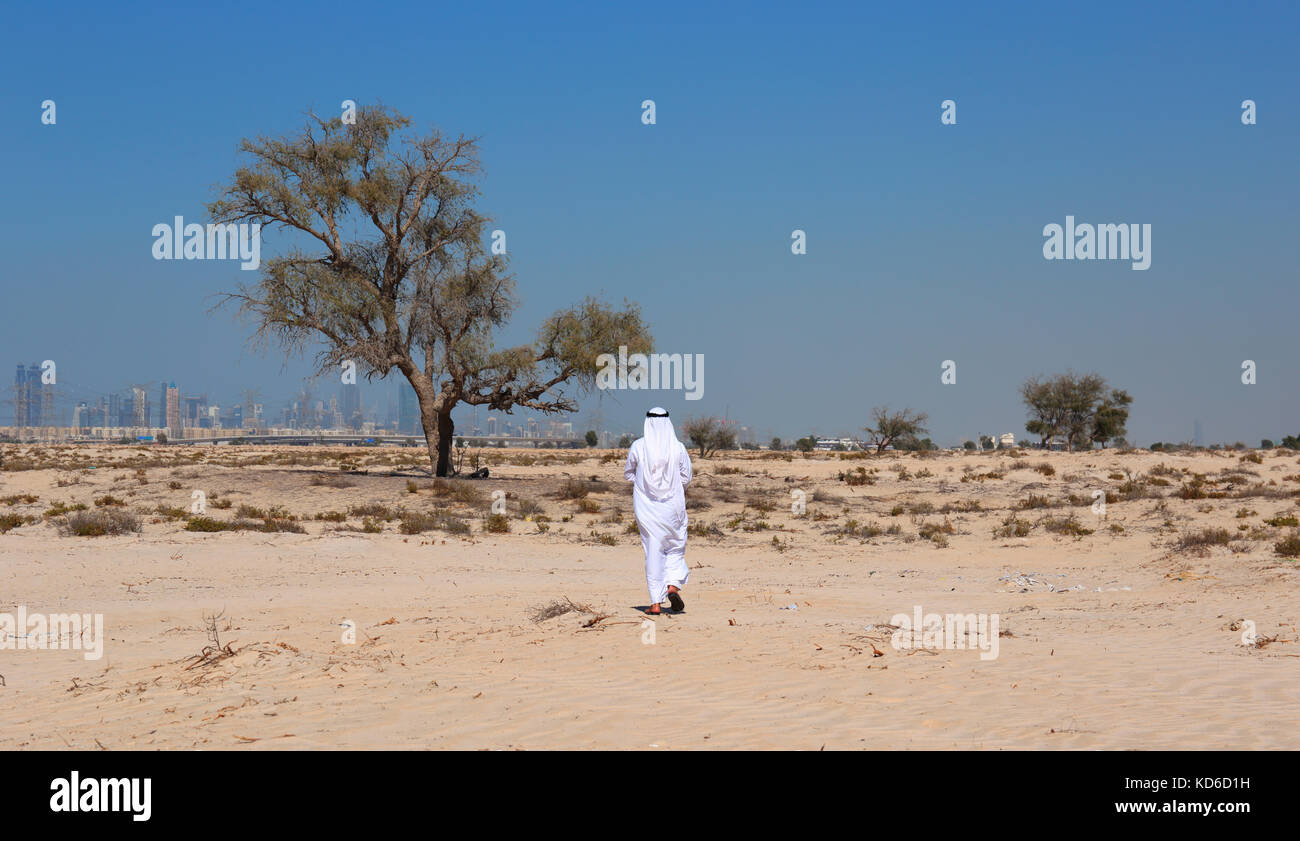 Arab man in desert Stock Photo - Alamy