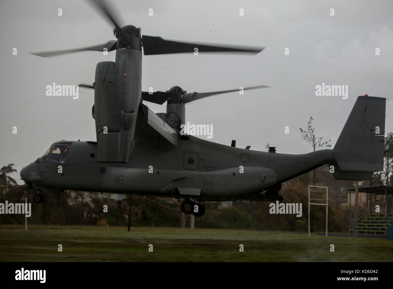 A MV-22 Osprey, with Marine Tiltrotor Squadron (VMM) 264, lands in ...
