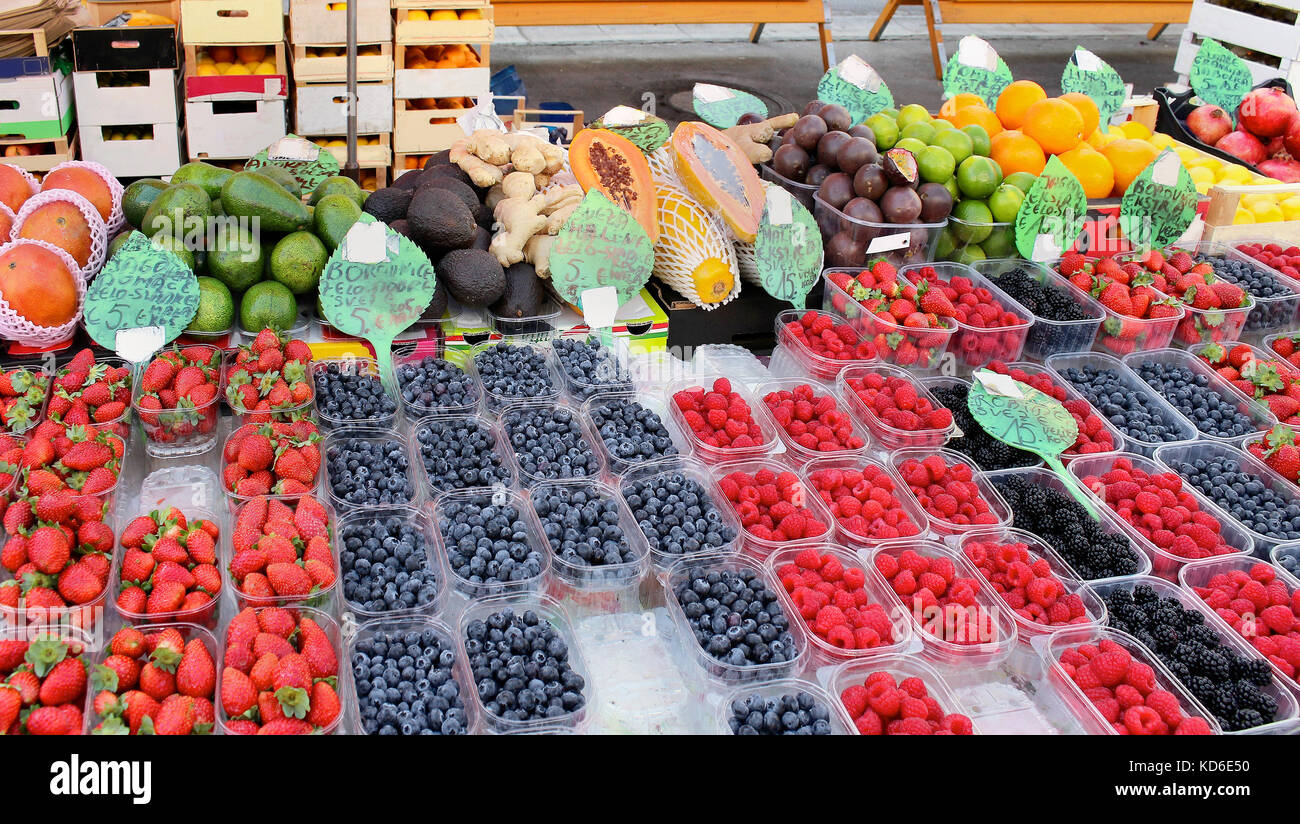 Fresh organic fruits sold on market stall in Italy Stock Photo - Alamy