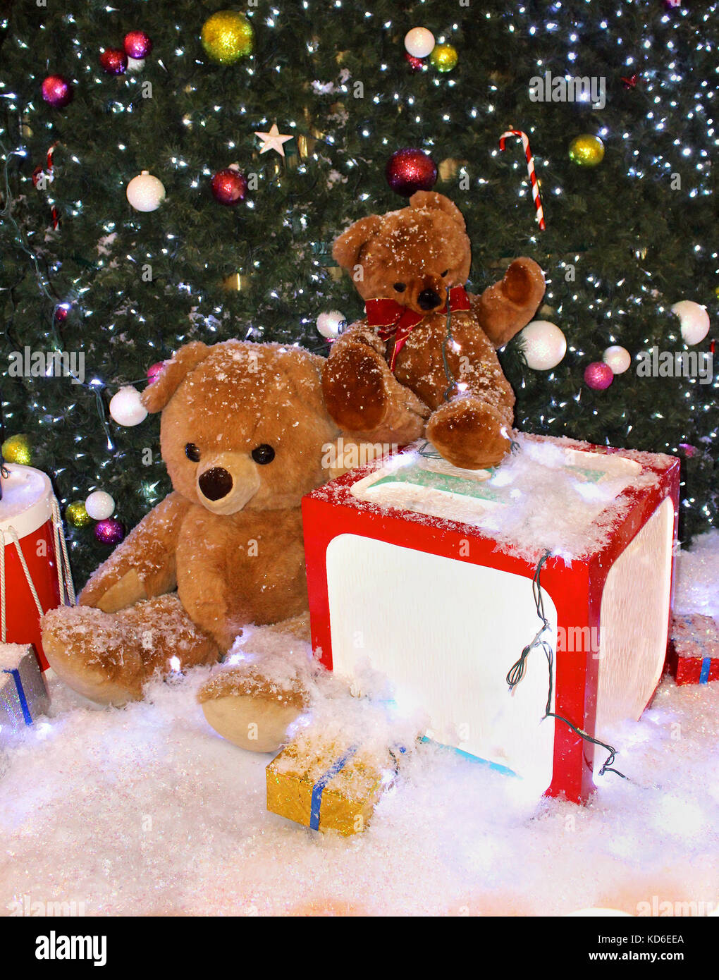 Presents under christmas tree hi-res stock photography and images - Alamy