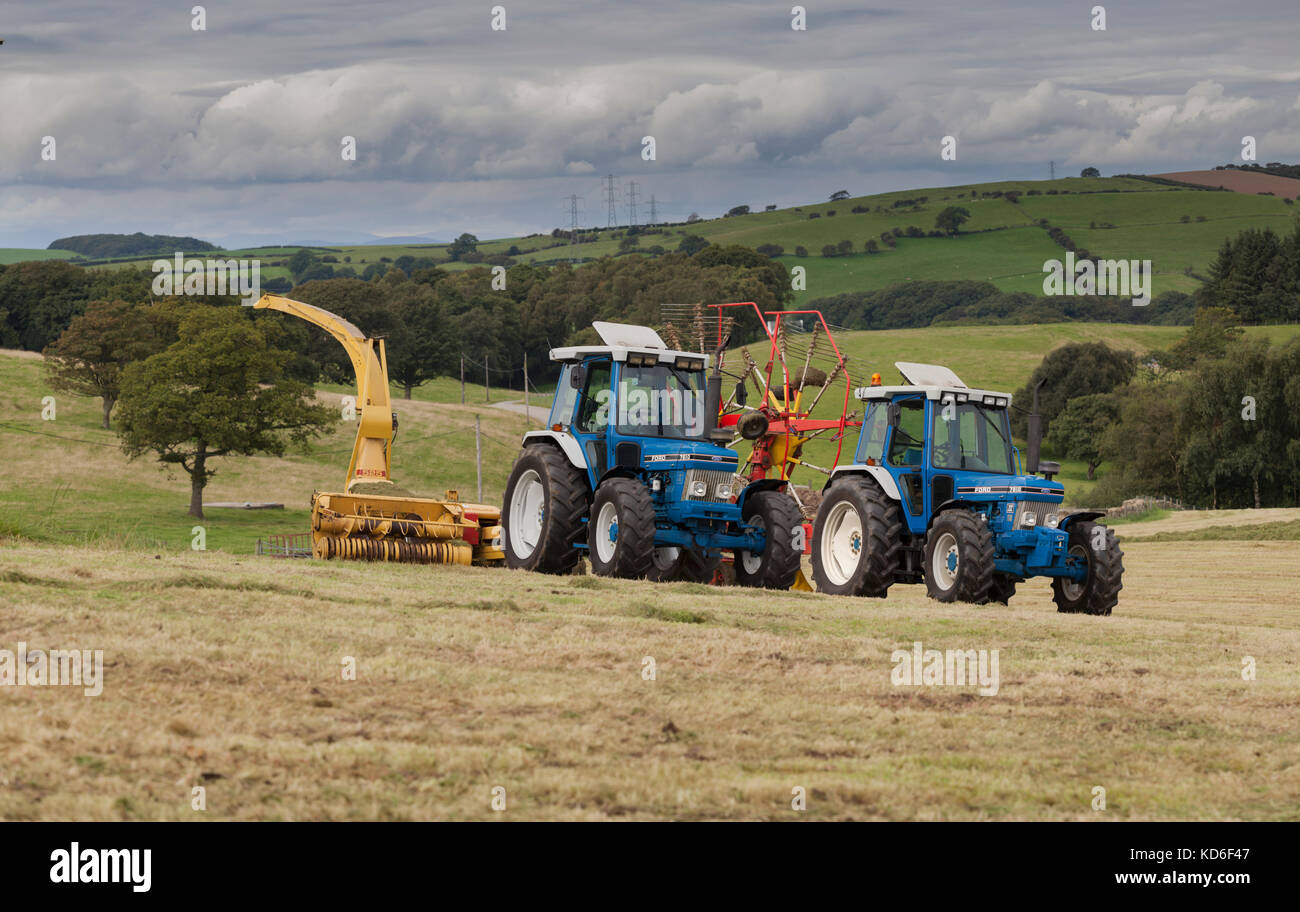 2 vintage Ford Tractors; 1991 Ford 7810, generation 3, on Pottinger ...