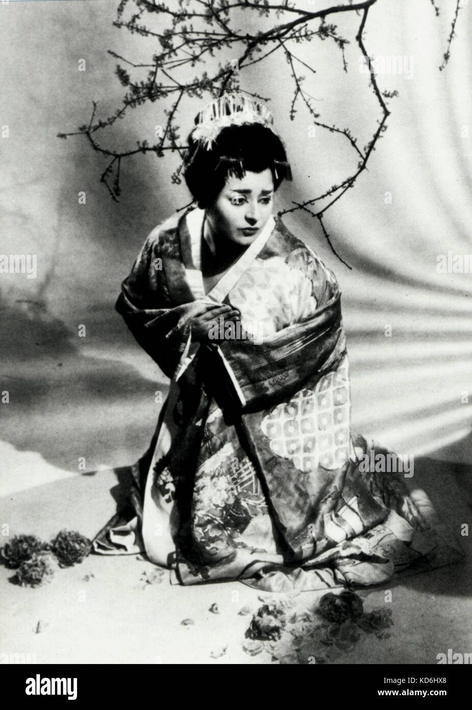 Victoria de los Angeles in Puccini's Madama Butterfly in title role ...