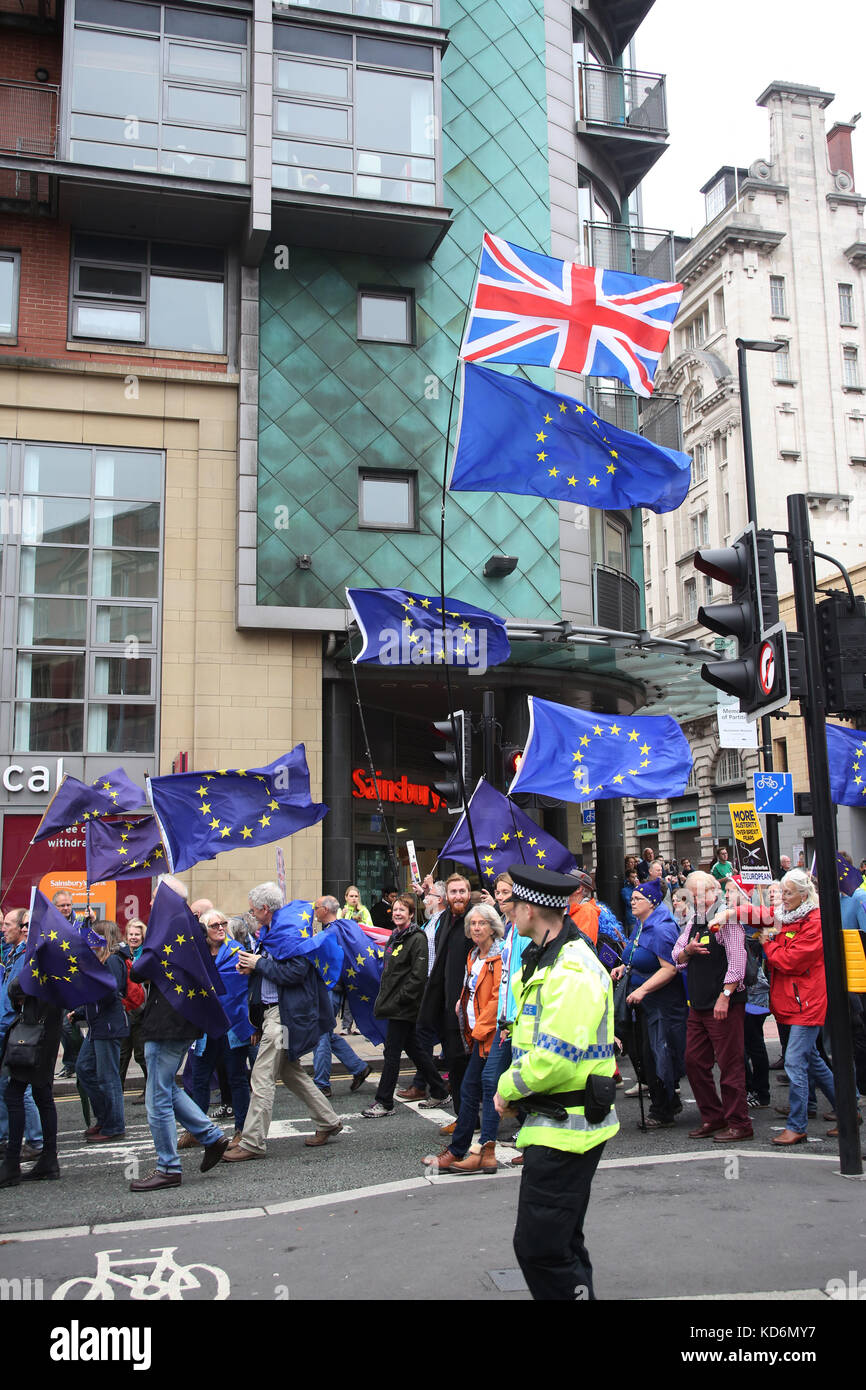 Crowd waving union jack flags hi-res stock photography and images - Alamy