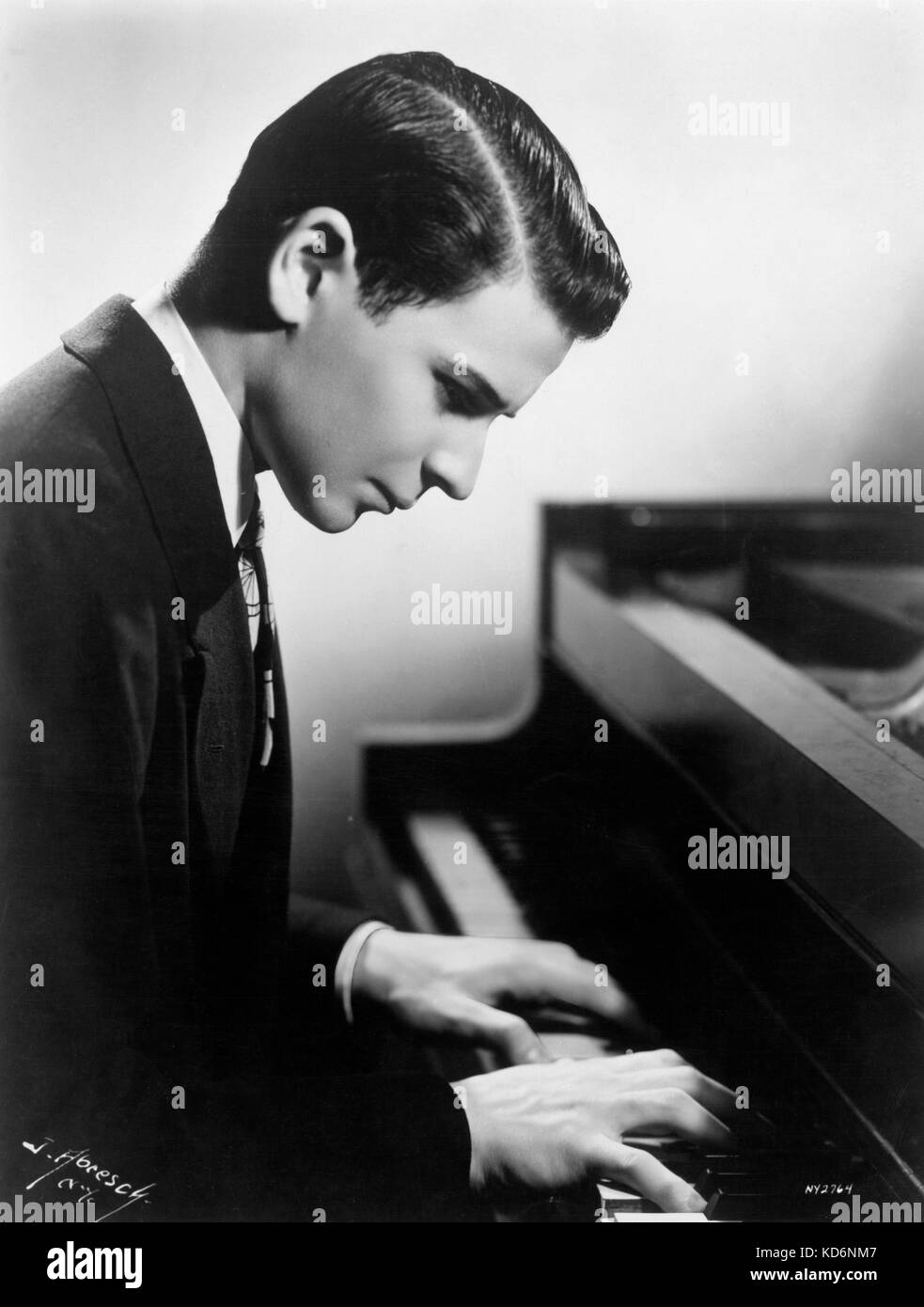 Byron Janis - portrait playing piano - American pianist - b. 24 Mar ...