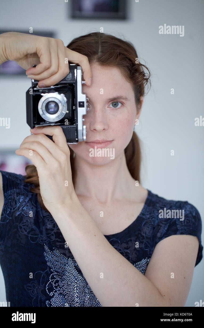 Happy girl vintage camera hi-res stock photography and images - Alamy