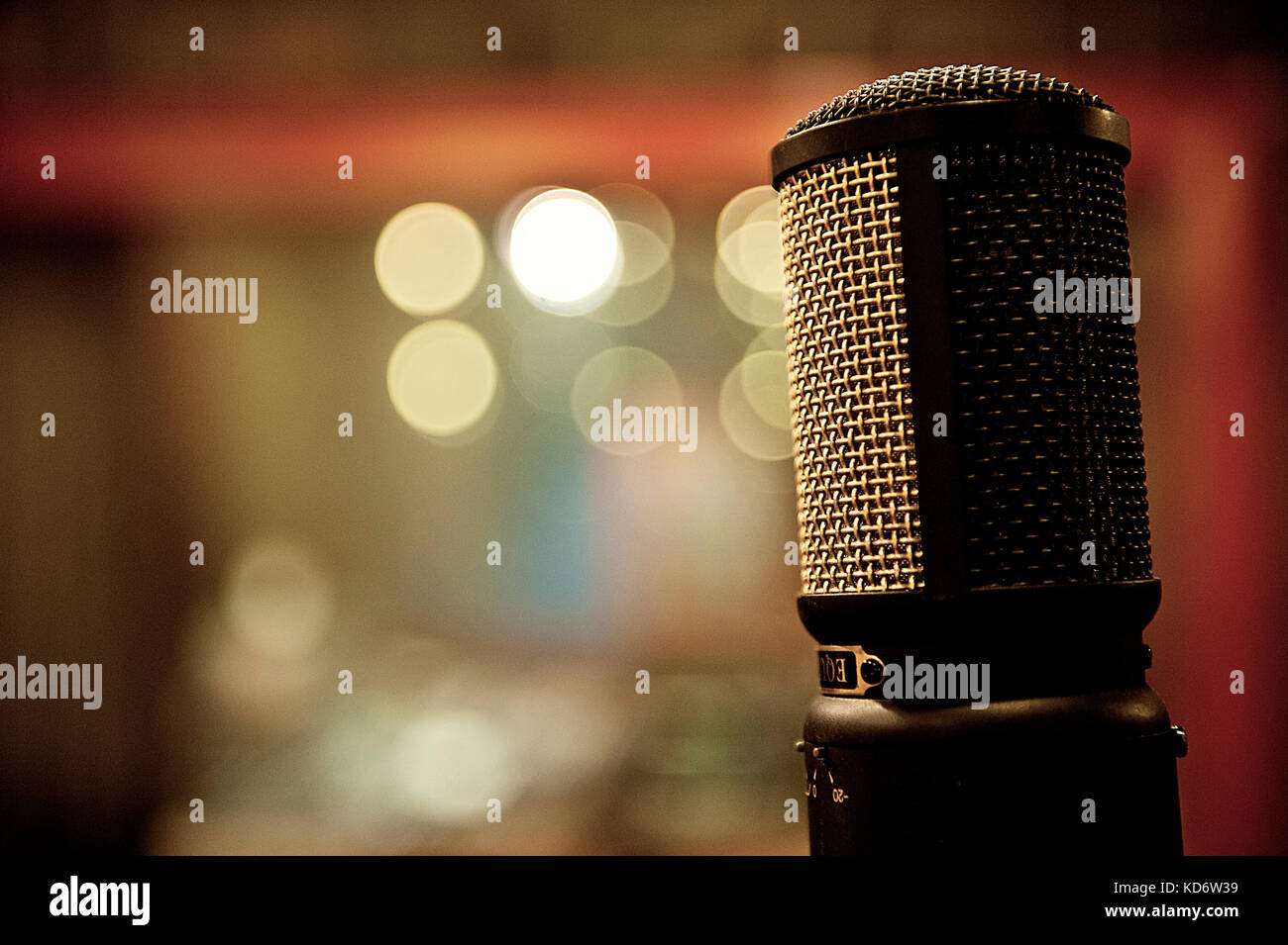 Piano lounge singer hi-res stock photography and images - Alamy
