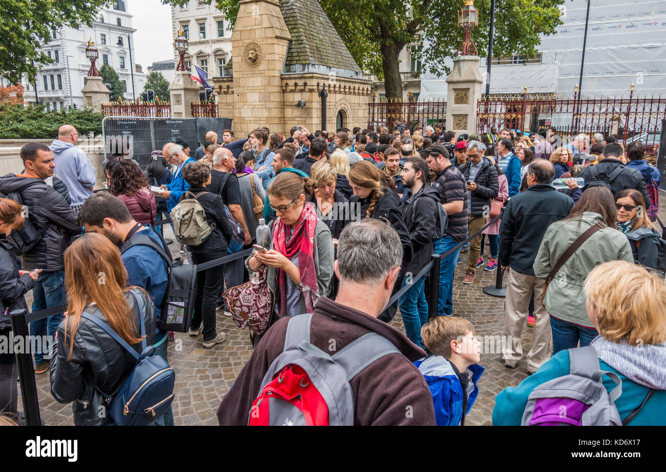 People Queue Line Uk High Resolution Stock Photography and Images - Alamy