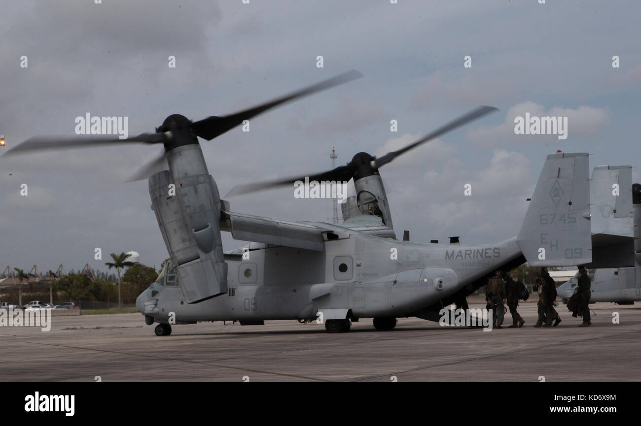 An MV-22 Osprey, with Marine Tiltrotor Squadron (VMM) 264 prepare for ...