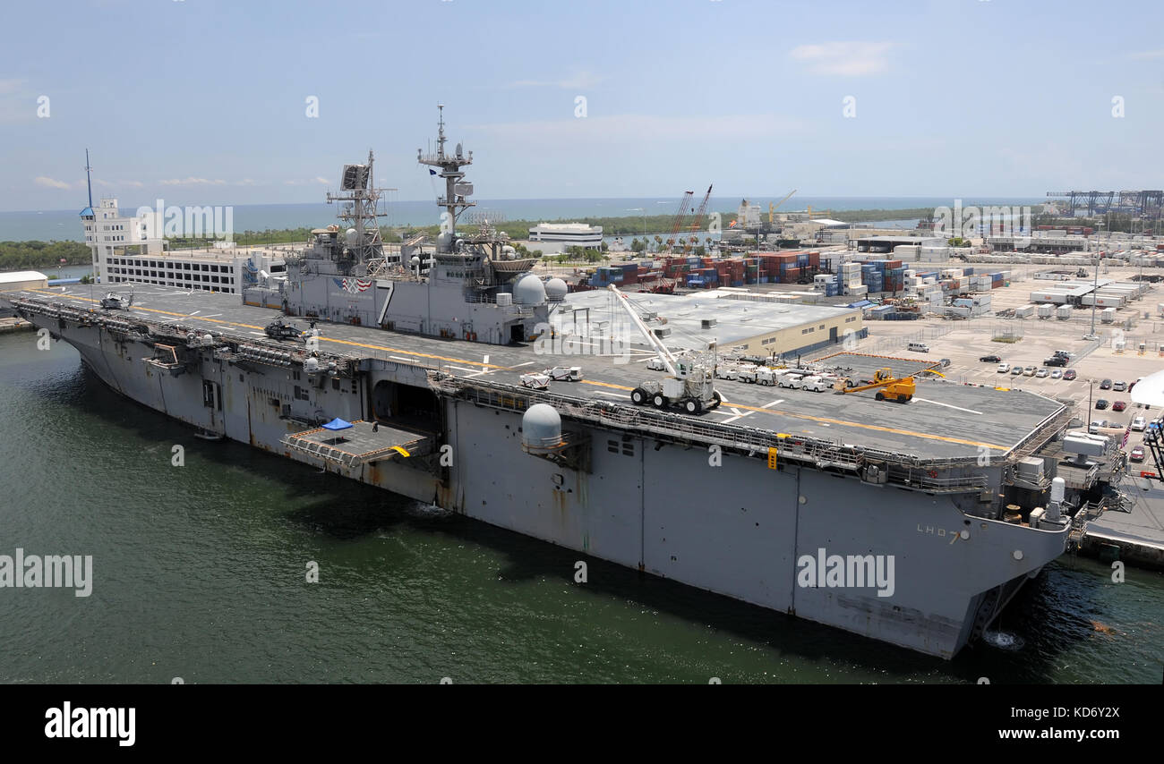 Uss iwo jima hi-res stock photography and images - Alamy