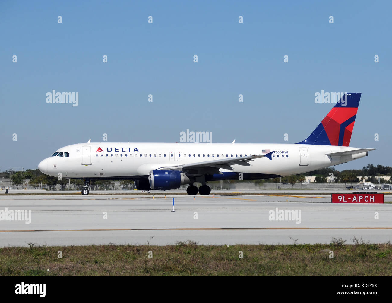 Delta passenger jets hi-res stock photography and images - Alamy