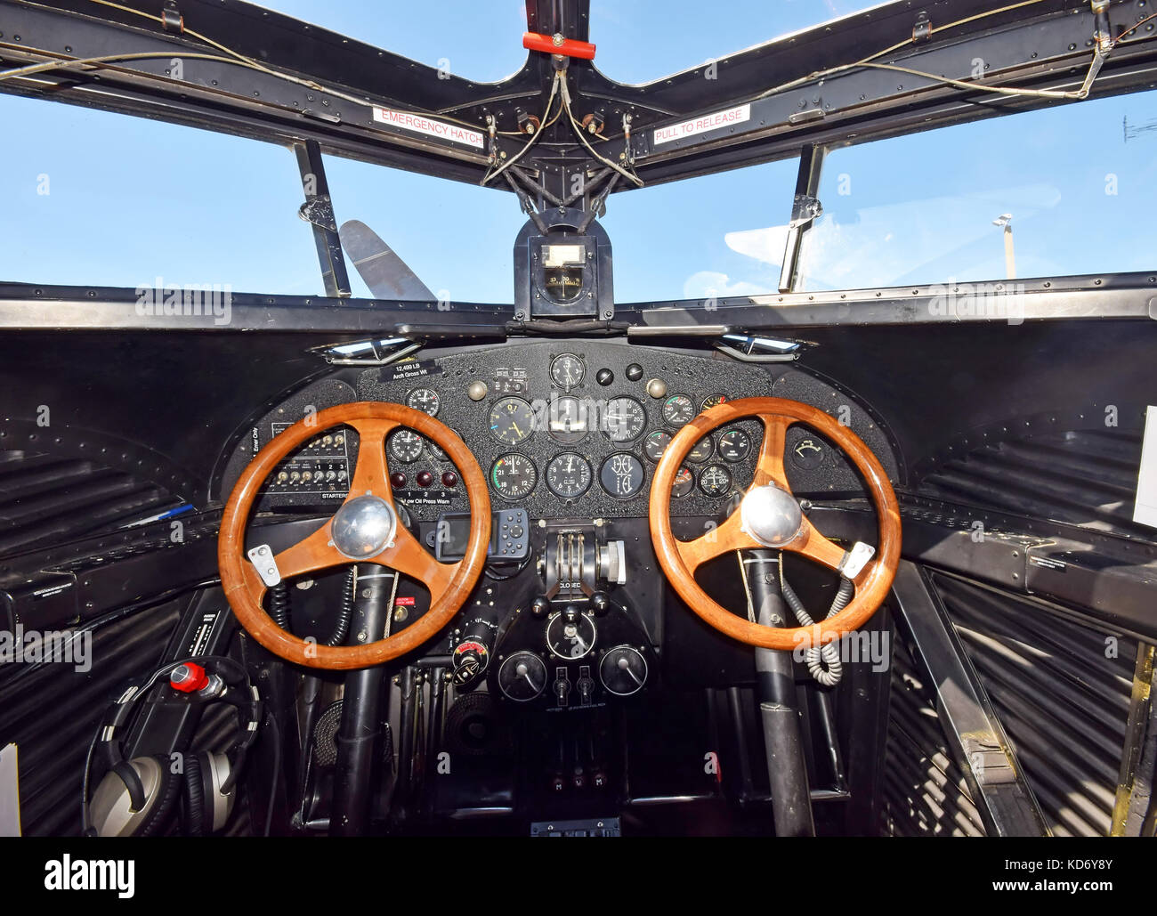 Vintage airplane control panel hi-res stock photography and images - Alamy