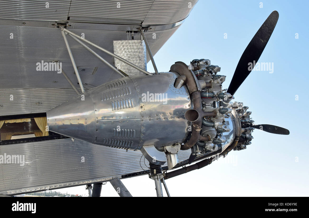 Airplane underwing hi-res stock photography and images - Alamy