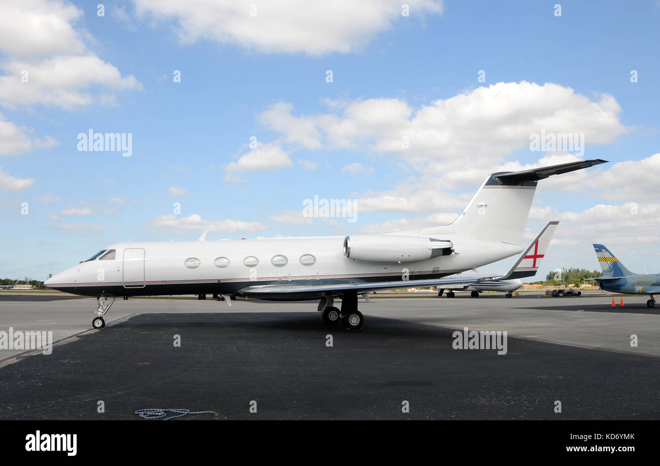 Side view of modern luxury jet for business travel Stock Photo - Alamy