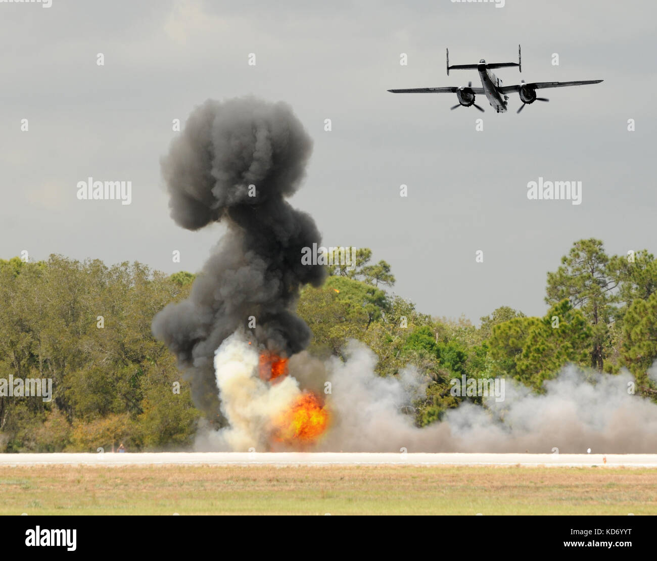 Bombs dropping and ww2 hi-res stock photography and images - Alamy