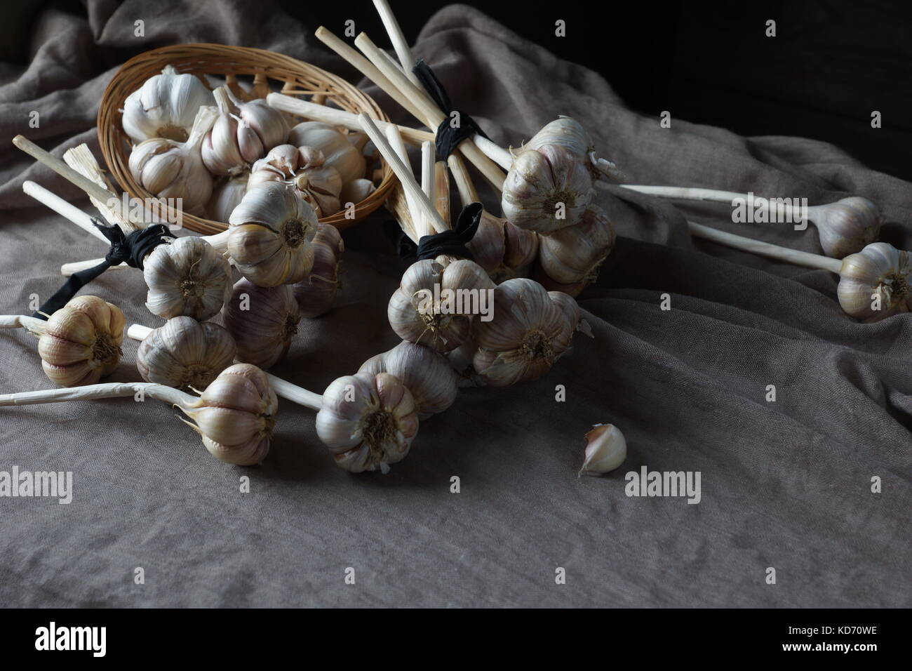 Still life of bulbs of garlic Stock Photo - Alamy