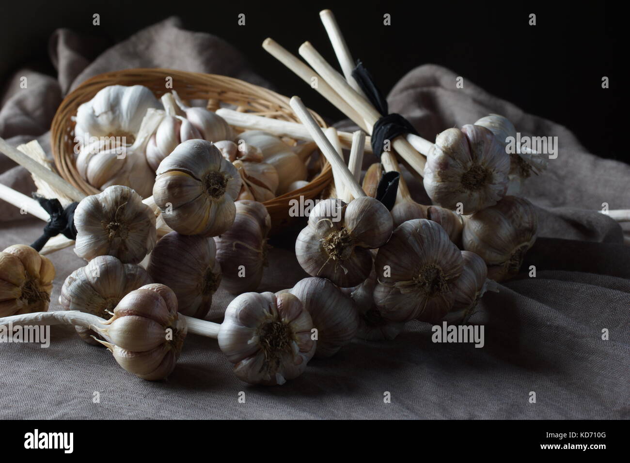 Still life of bulbs of garlic Stock Photo - Alamy