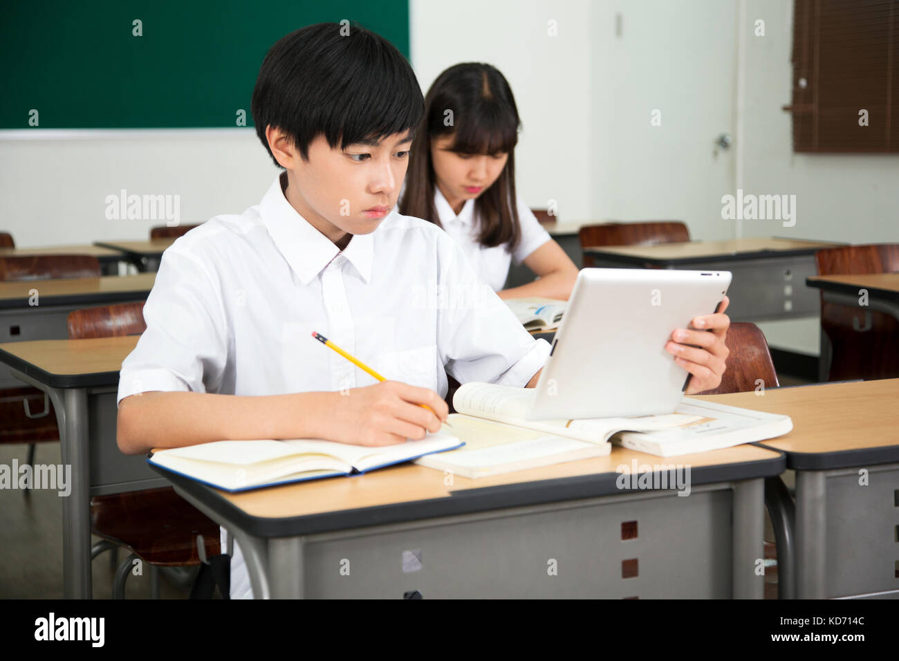 Two teenagers classroom hand hi-res stock photography and images - Alamy