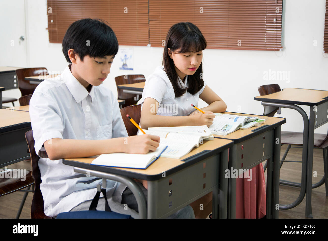 Two teenagers classroom hand hi-res stock photography and images - Alamy