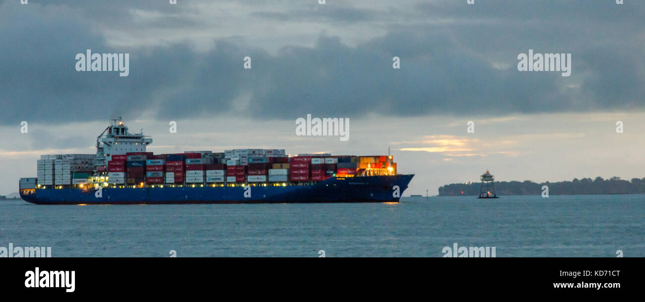 Fully loaded container ship approaching Auckland Stock Photo - Alamy