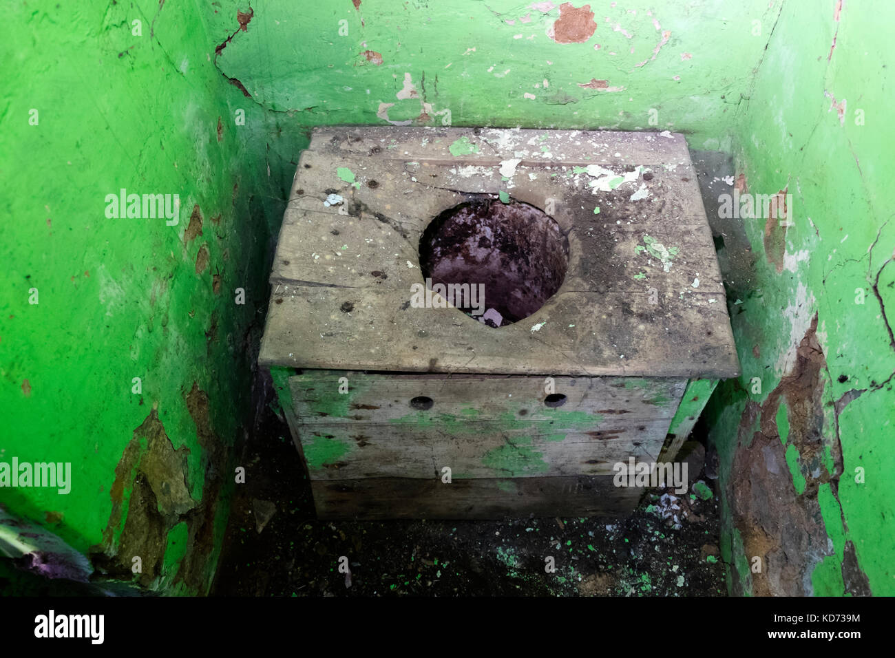 Old outside toilet hi-res stock photography and images - Alamy